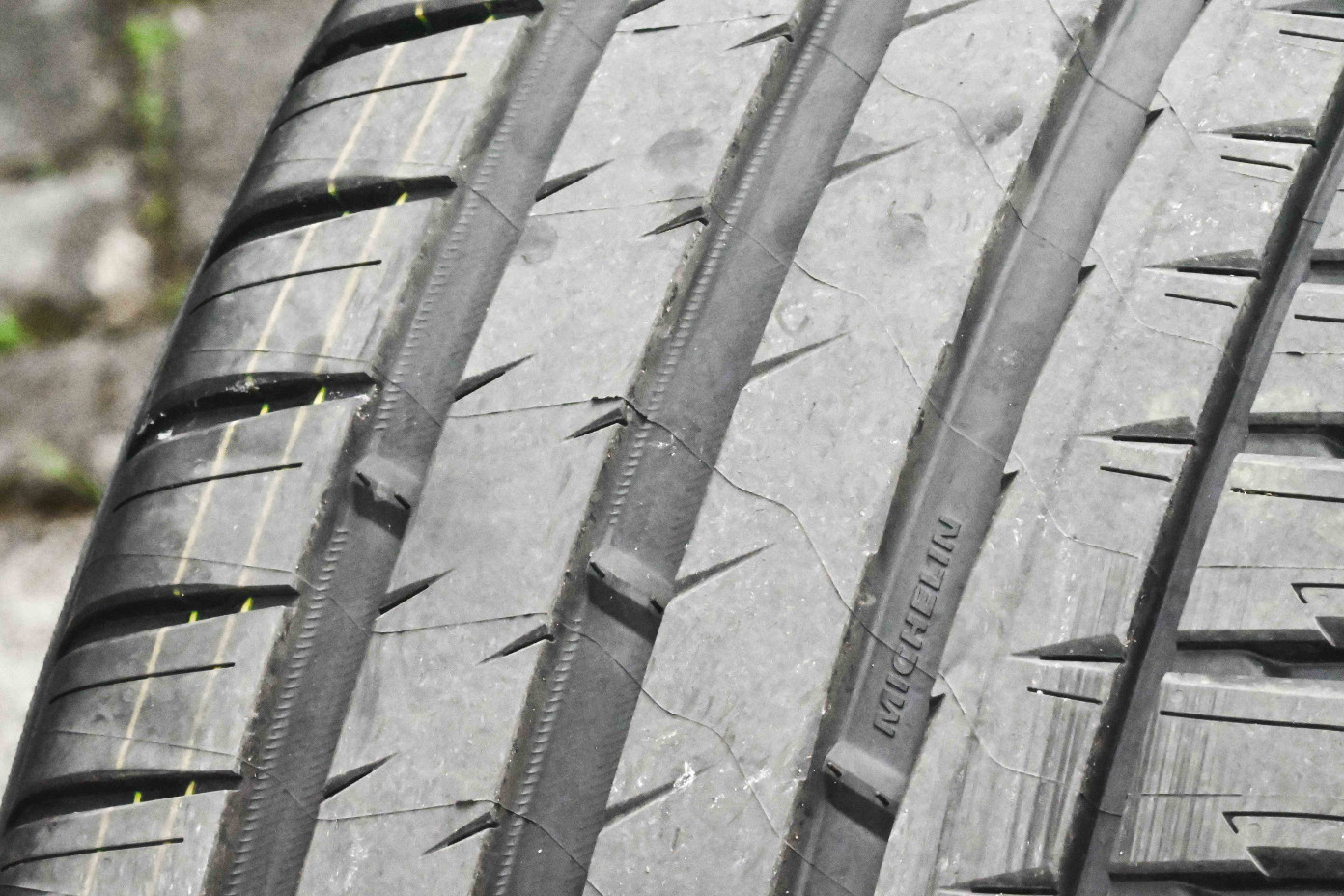 Apa Makna Tanda Panah Tread Wear Indicator Pada Ban? | Hyundai Mobil ...