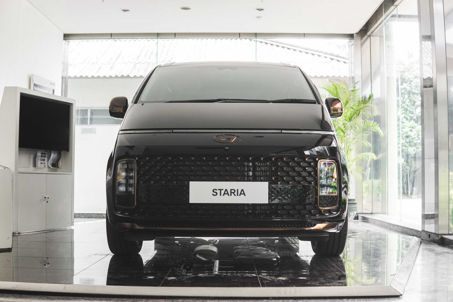 Manuver Hyundai Staria Jadi Mudah Berkat Surround View Monitor ...